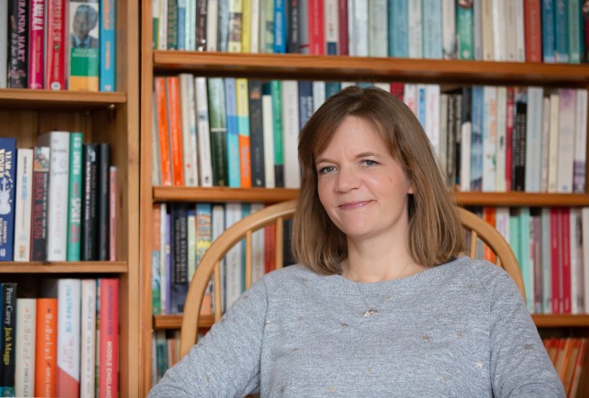 Annie Lyons | Bestselling author of contemporary fiction